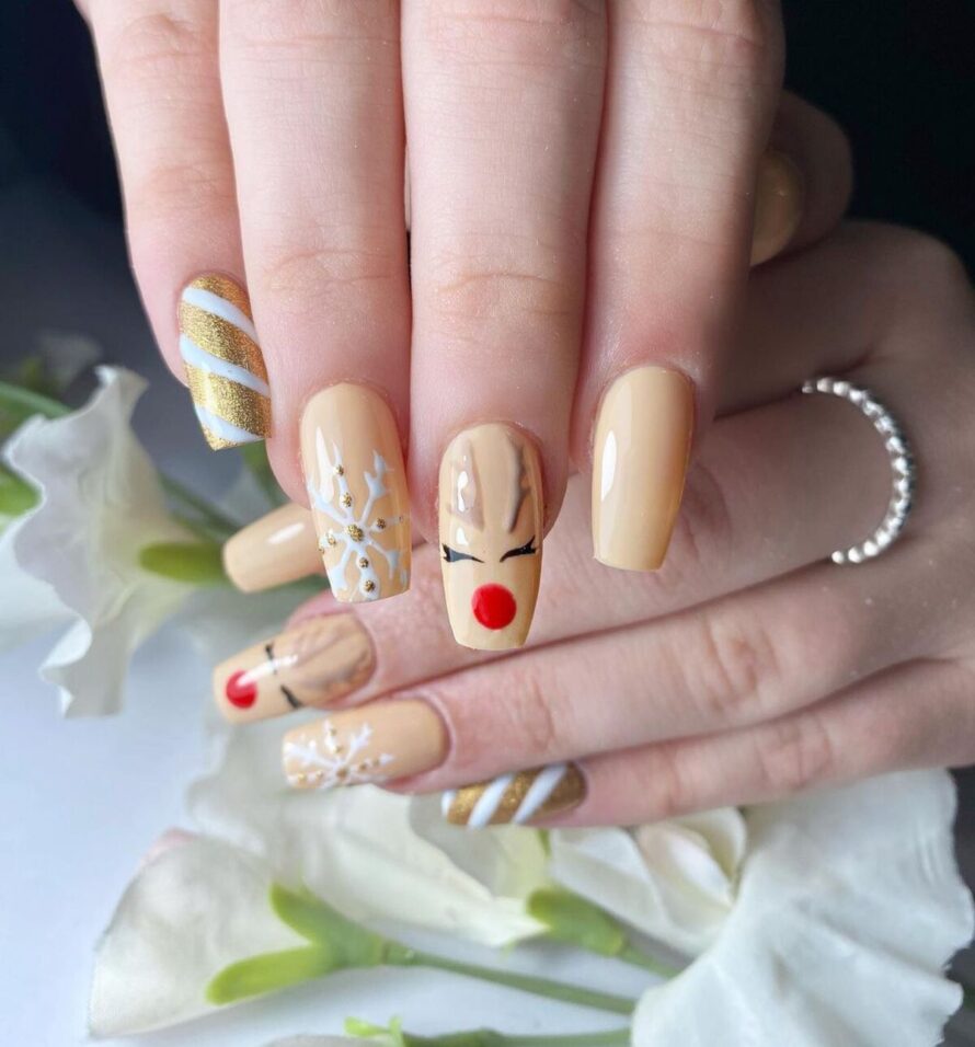 27 Cute Reindeer Christmas Nails To Add Some Holiday Cheer