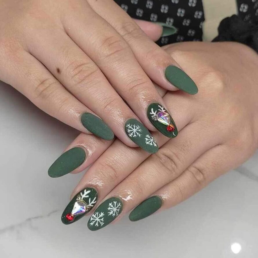27 Cute Reindeer Christmas Nails To Add Some Holiday Cheer