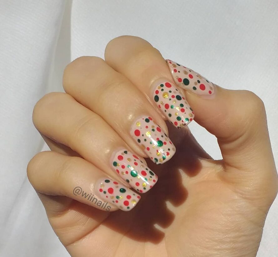 26 Playful Polka Dot Christmas Nails for a Fun and Festive Look
