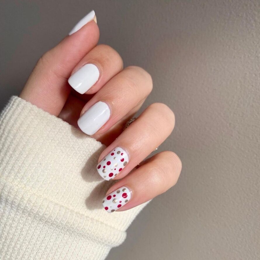26 Playful Polka Dot Christmas Nails for a Fun and Festive Look
