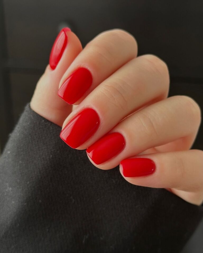 28 Stunning Short Red Nail Designs for a Festive New Year's Celebration