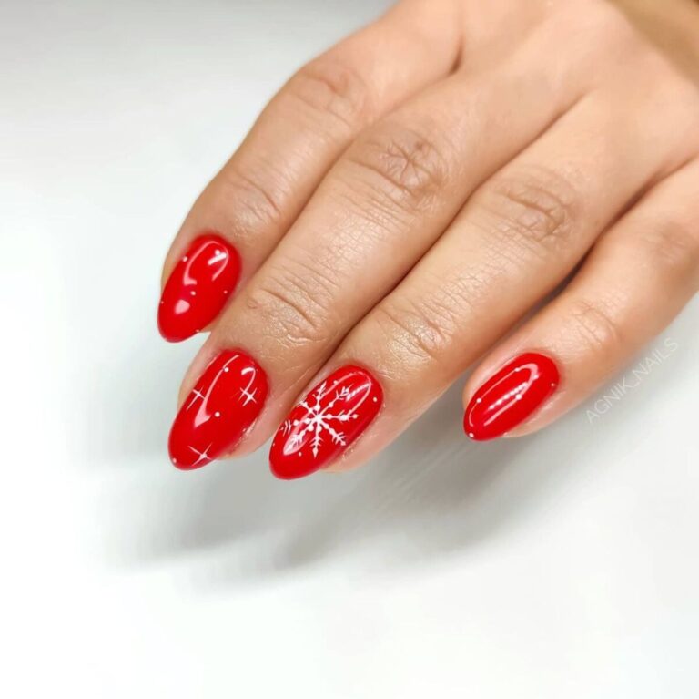 28 Stunning Short Red Nail Designs for a Festive New Year's Celebration