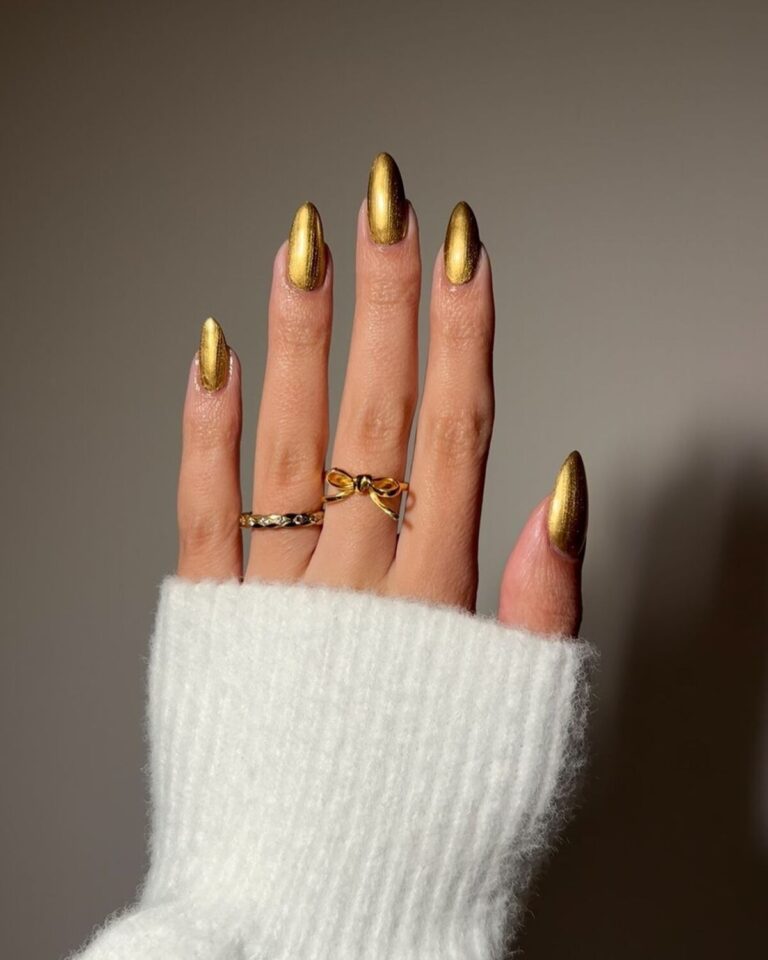 25 Glamorous Gold Winter Nail Ideas to Sparkle Your Holiday Season