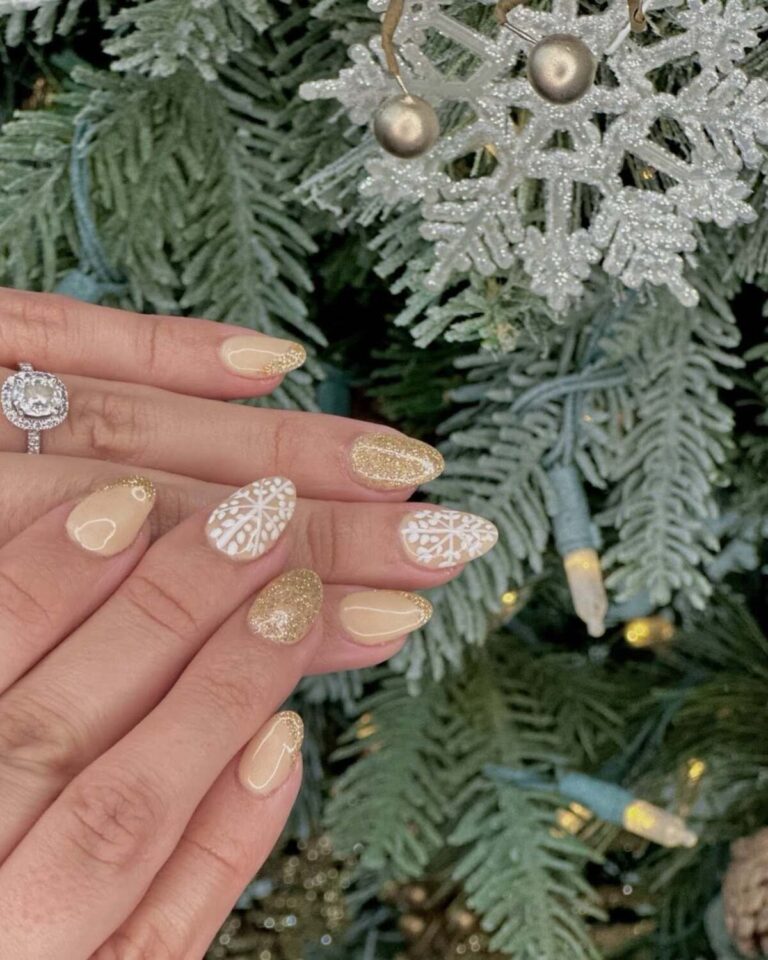 25 Glamorous Gold Winter Nail Ideas to Sparkle Your Holiday Season