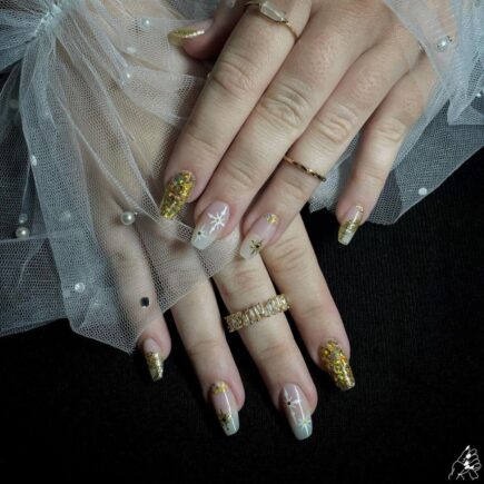 25 Glamorous Gold Winter Nail Ideas to Sparkle Your Holiday Season