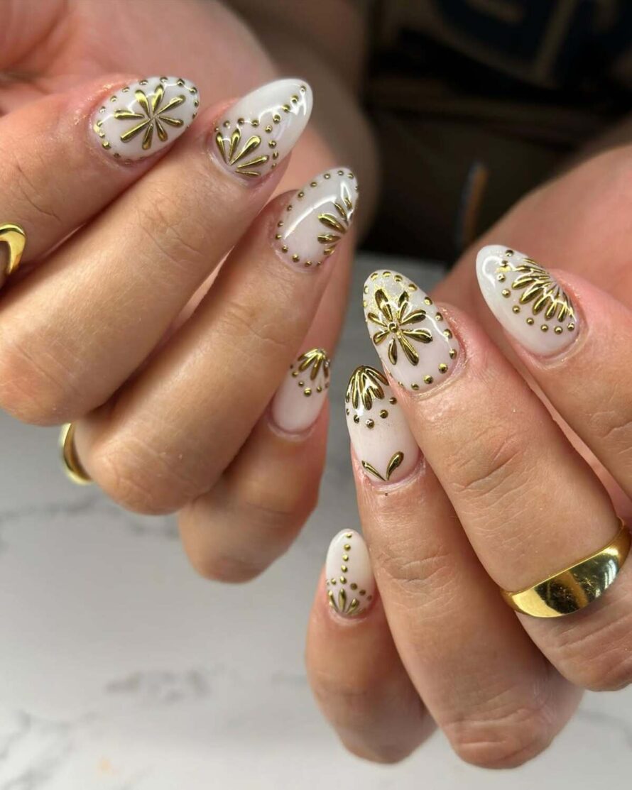 25 Glamorous Gold Winter Nail Ideas to Sparkle Your Holiday Season