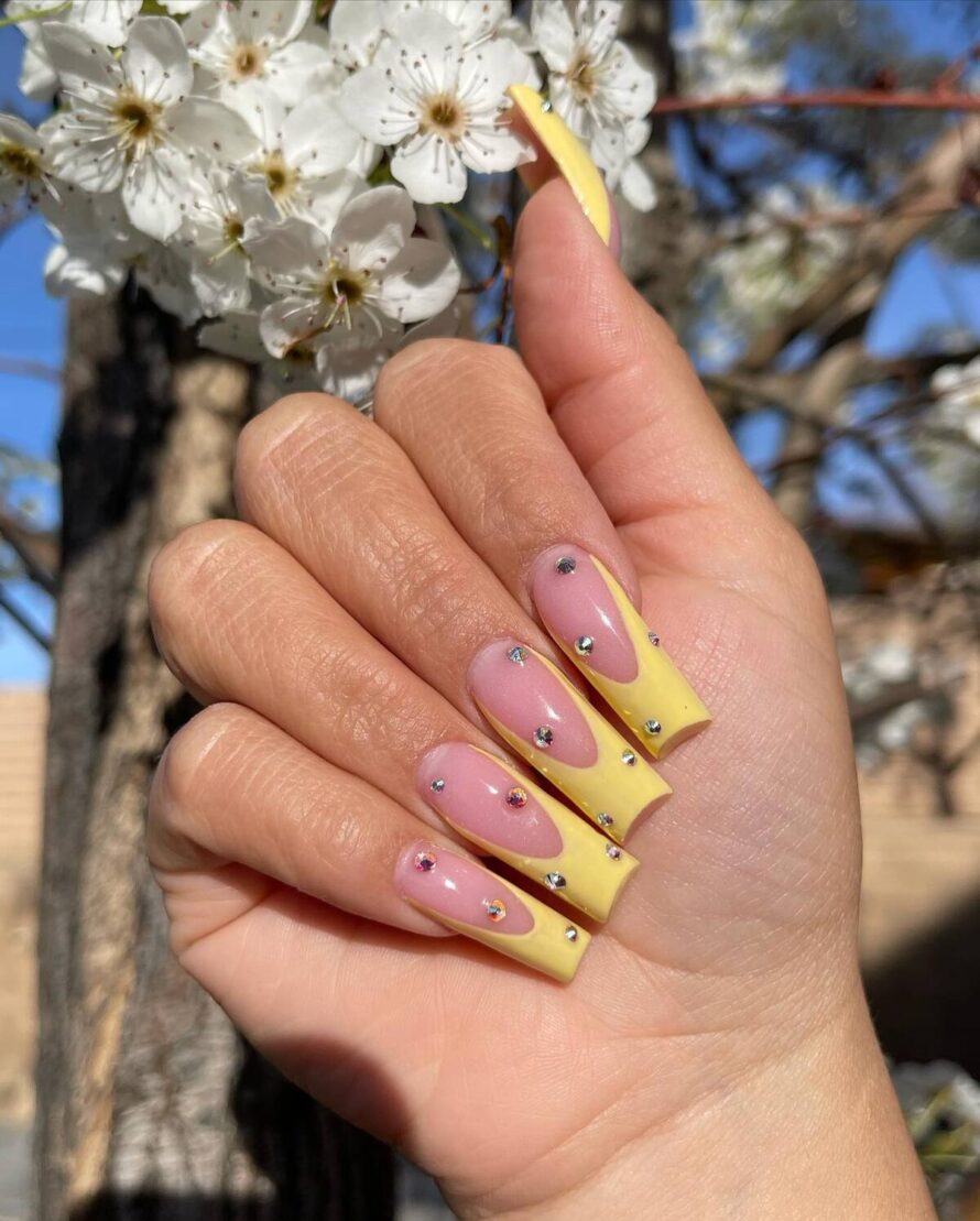 28 Chic Easter Nail Designs in Soft Yellow and Pink