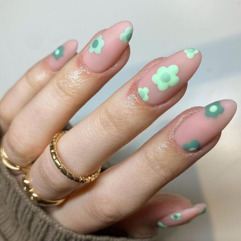 25 Soft Matte Spring Nails in Sage Green and Nude for a Minimalist Look